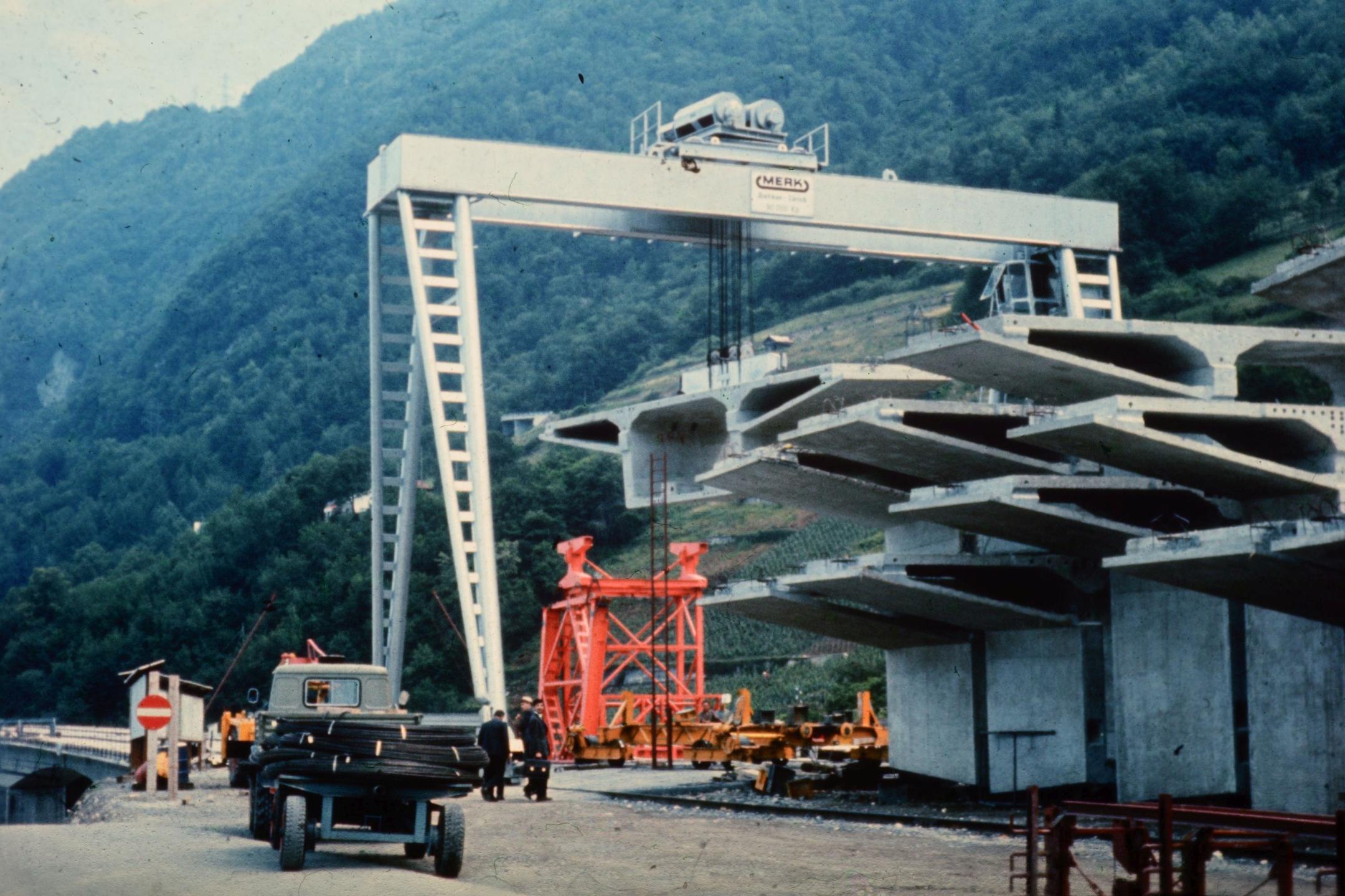 Ponts en courbe préfabriqués et construits en encorbellement (exemple ...