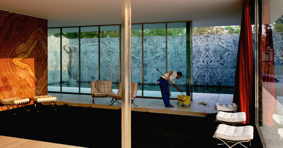 Elf Räume hell leuchtender Fotokunst Jeff Wall in der Fondation Beyeler ...